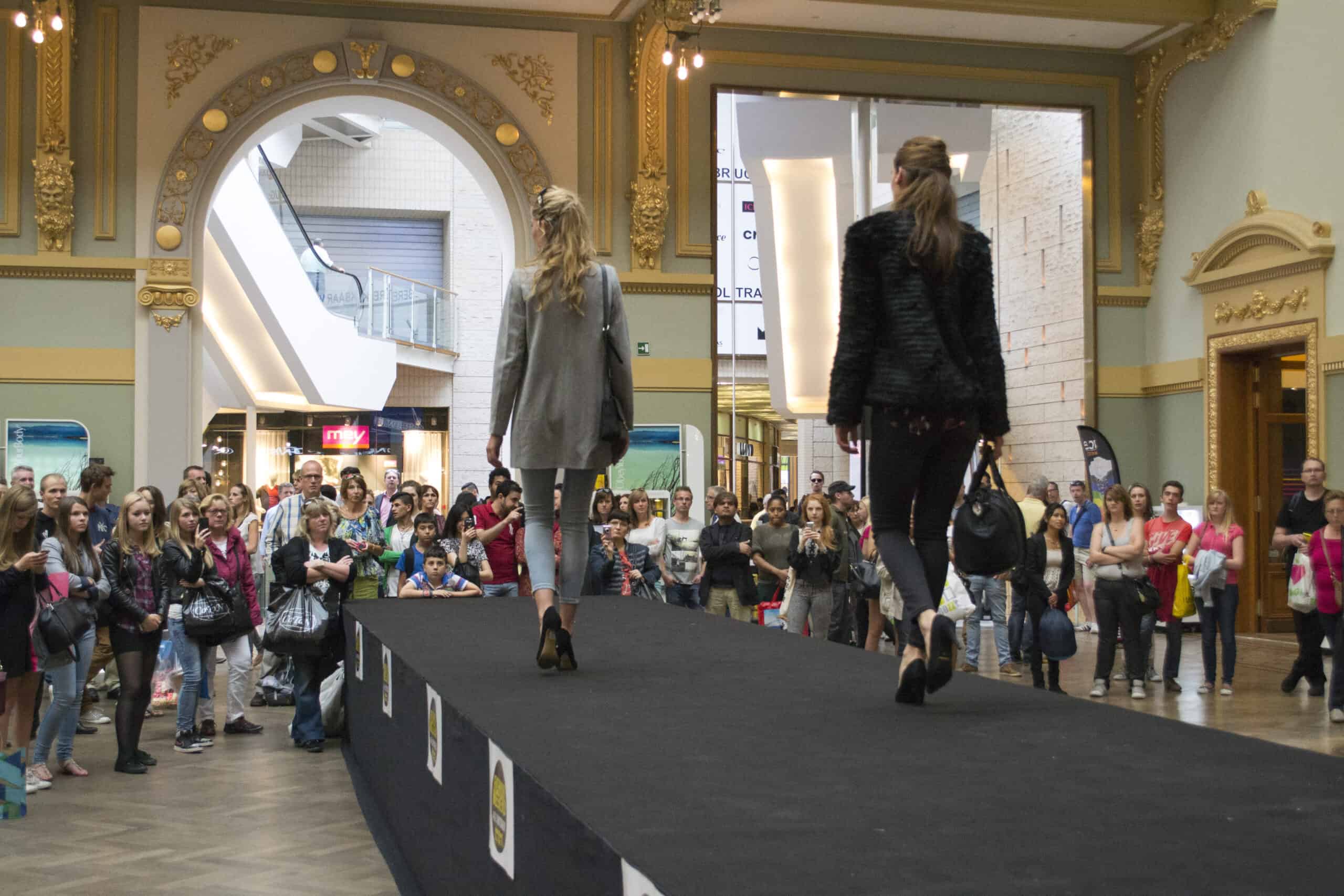 Modeshows - Models On Stage